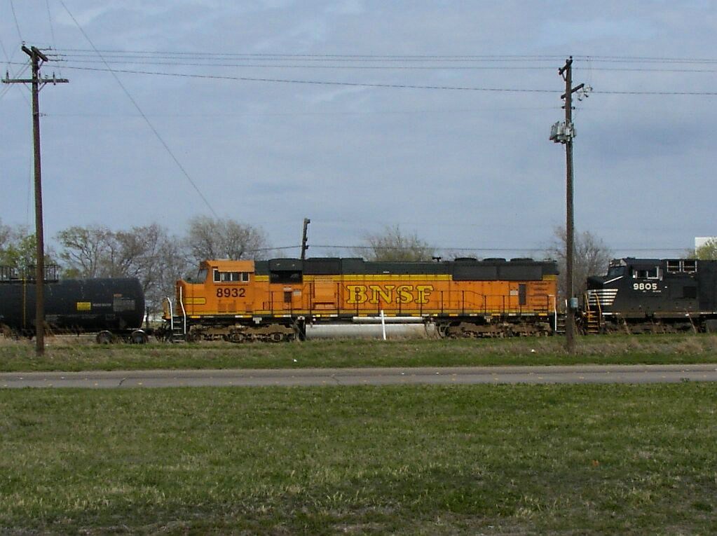 BNSF 8932